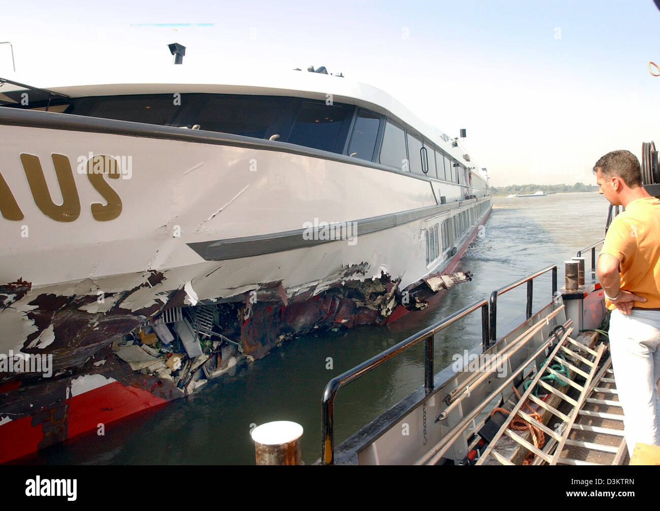 (dpa) - The picture shows a pedestrian taking a look at Dutch cruise ...