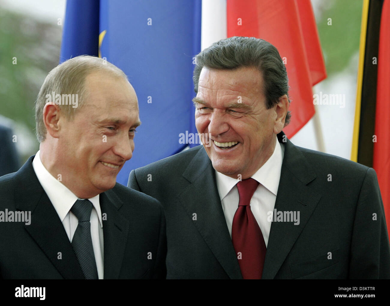 (dpa) - German Chancellor Gerhard Schroeder (R) and Russian President ...