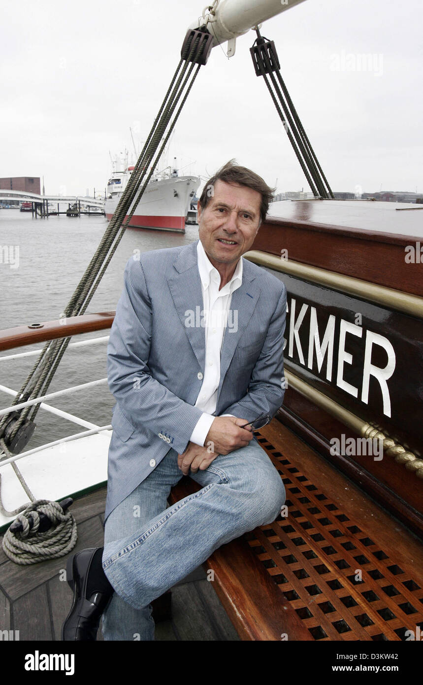 Arts culture entertainment ace music celebrities smiling facial ...