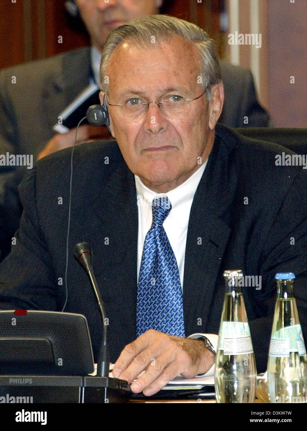 (dpa) - US Defence Secretary Donald Rumsfeld sist on his seat during ...