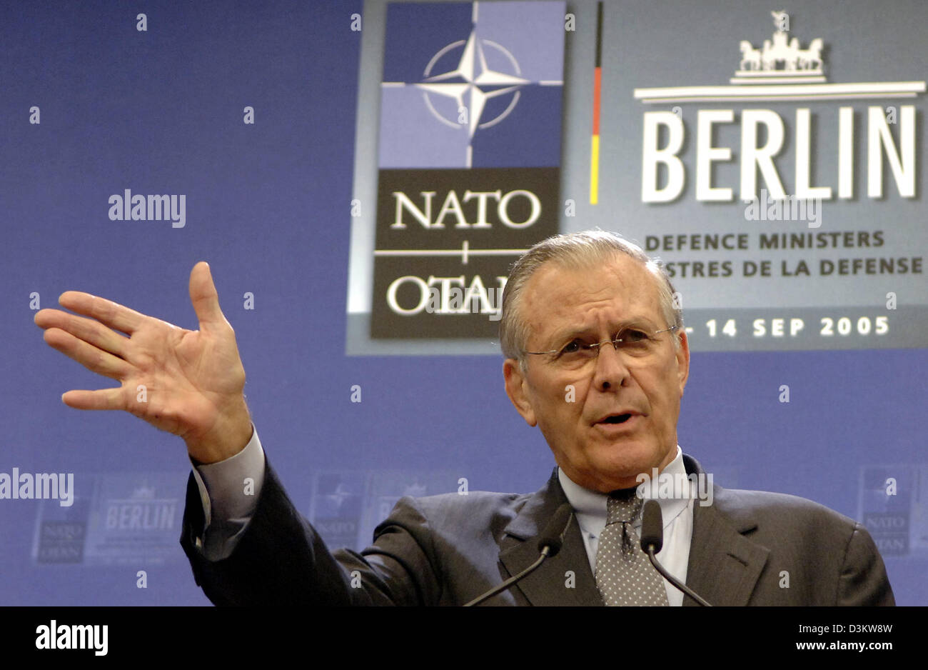 (dpa) - US American Secretary of Defence Donald Rumsfeld gestures ...