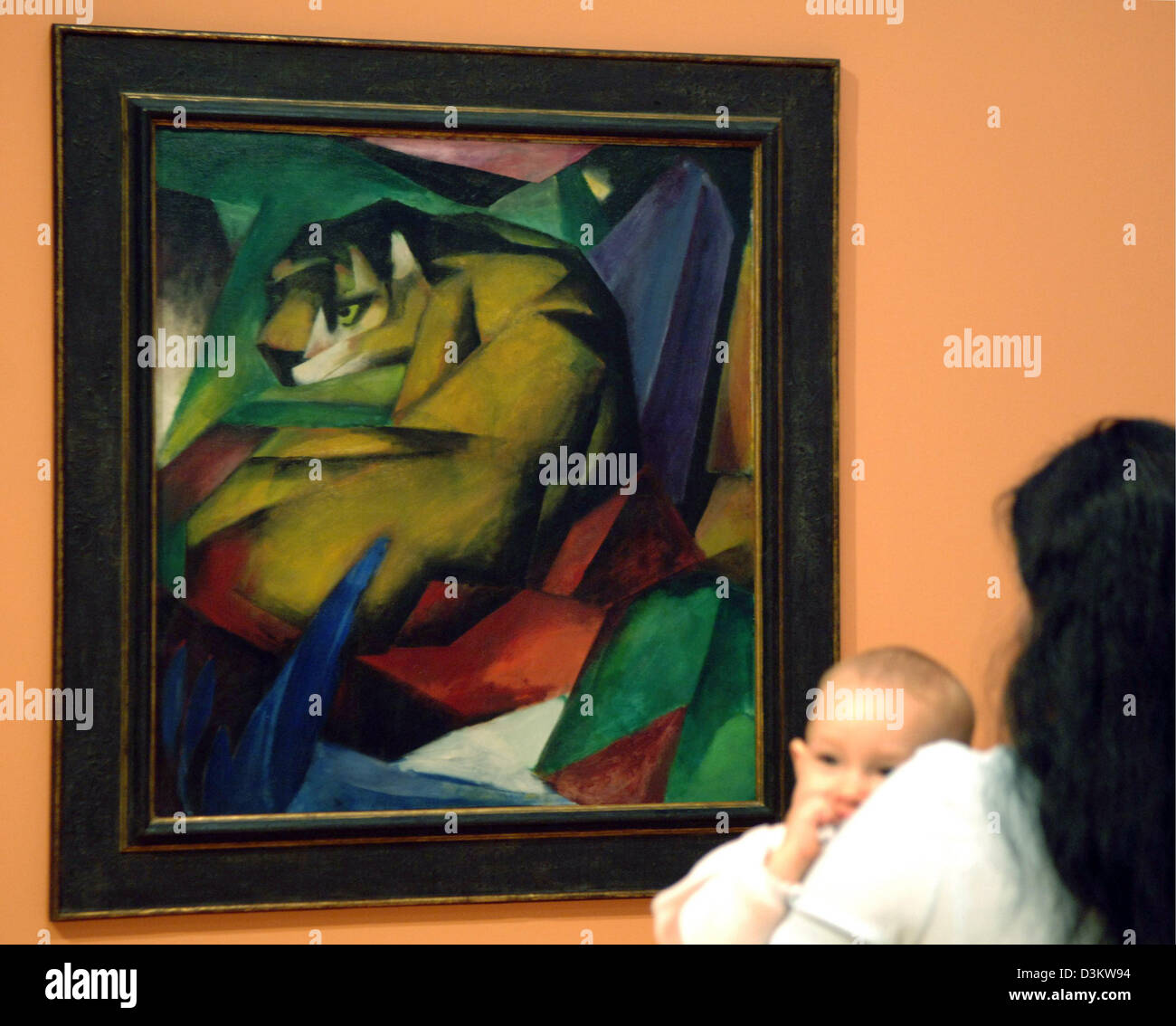 (dpa) - A young mother examines the world famous painting 'Der Tiger ...