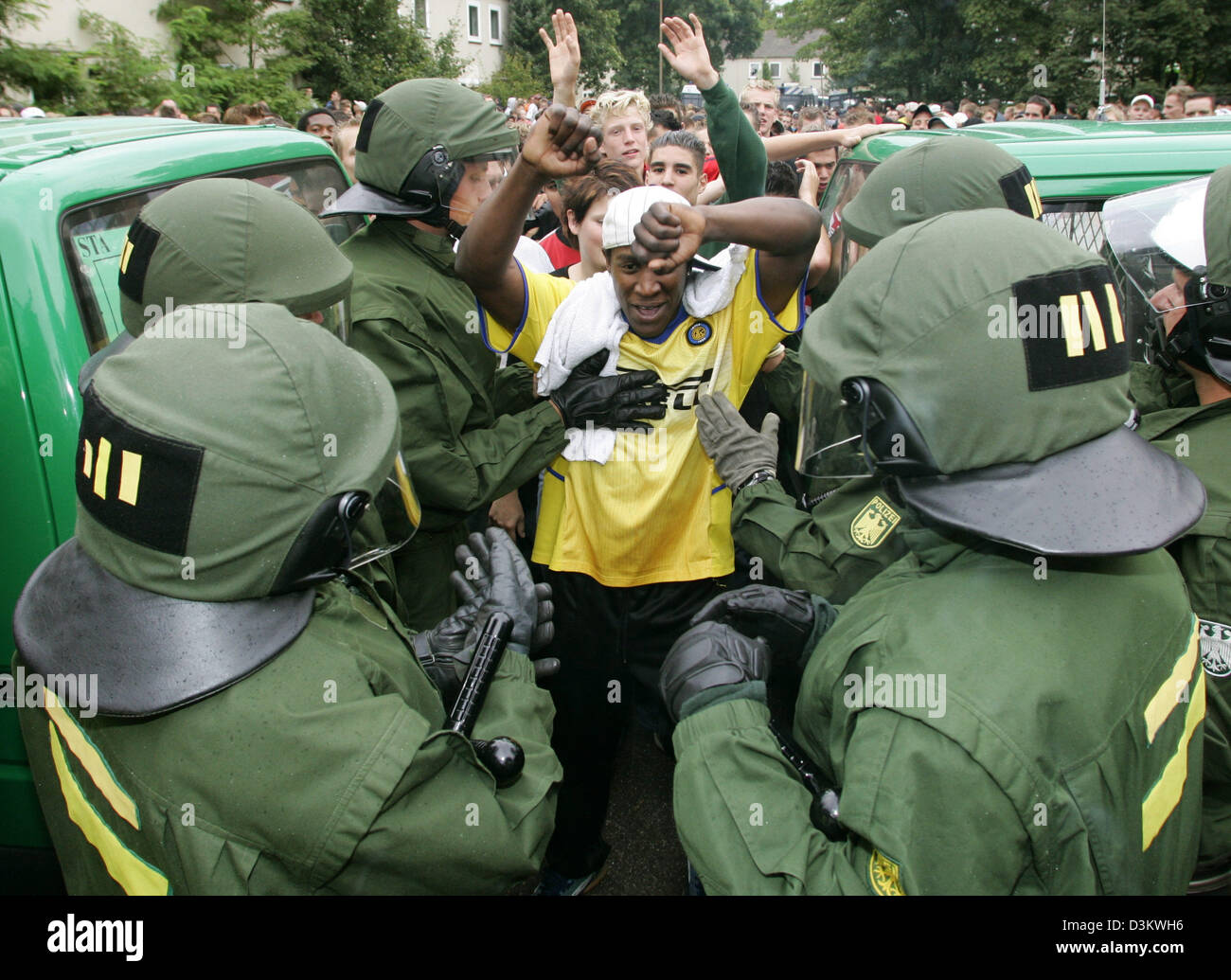 (dpa) - German police check acted hooligans during a joint police ...