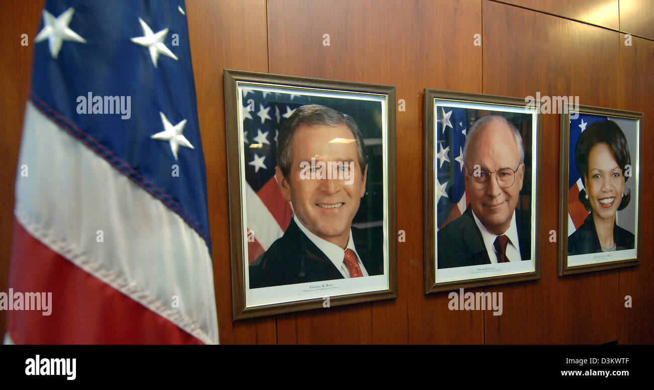 (dpa) - The pictures of (from L) US President George W. Bush Vice ...