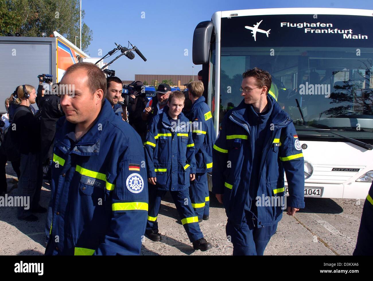 (dpa) - The picture shows the first experts of the German Federal ...