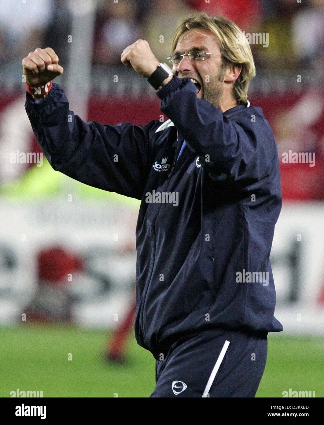 (dpa) - Mainz's soccer coach Juergen Klopp gestures and cheers after ...