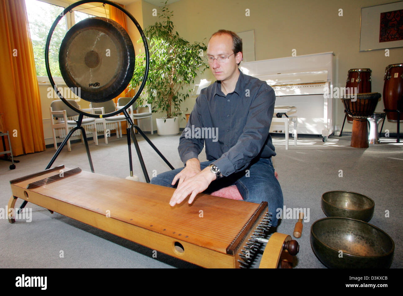 (dpa) - Music therapist Jens-Peter Rose presents the instruments, which ...