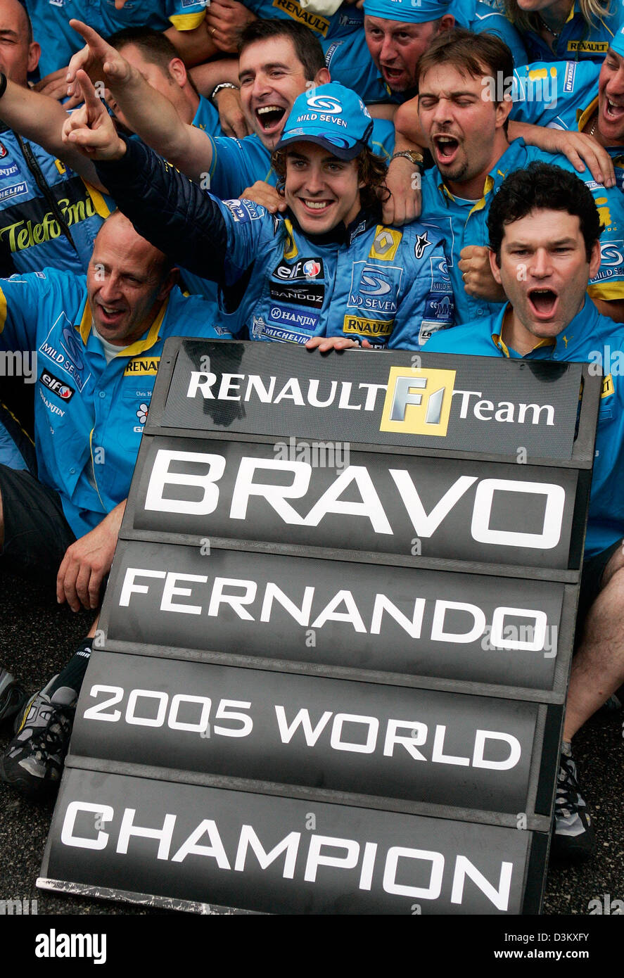 (dpa) - Spanish Formula One driver Fernando Alonso (C) of Renault ...