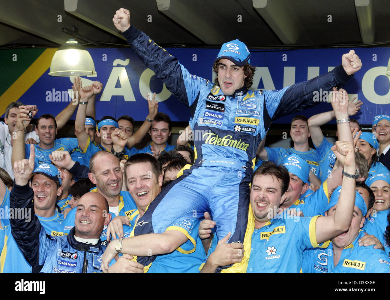 (dpa) - Spanish Formula One driver Fernando Alonso (C) of Renault ...