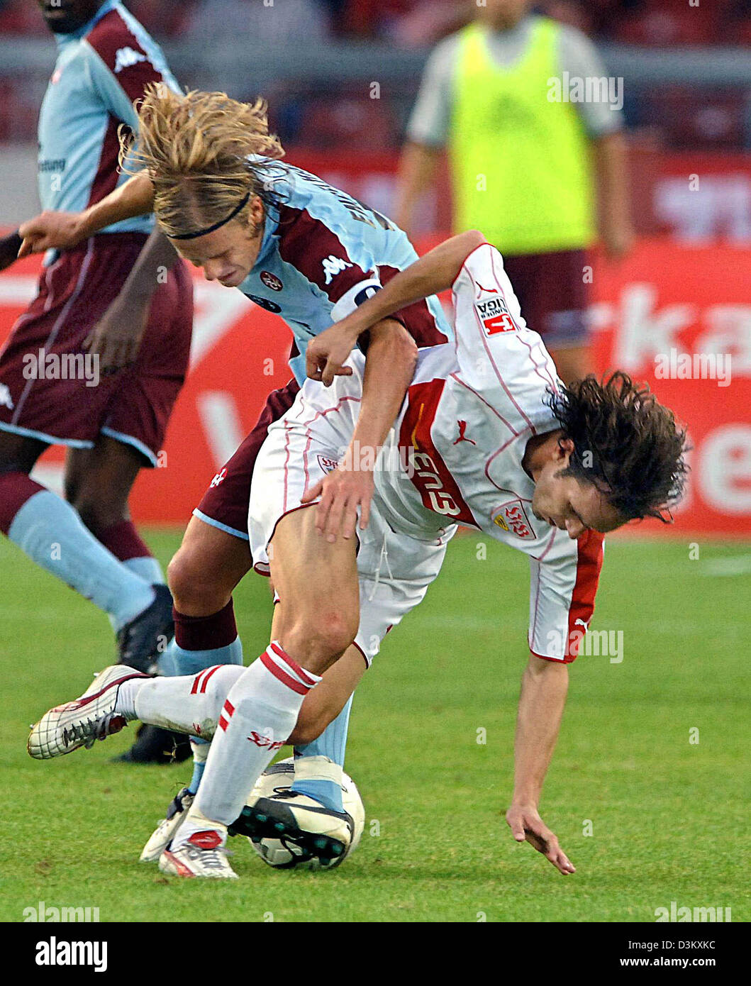 (dpa) - VfB Stuttgart's Christian Tiffert (R) fights for the ball with ...