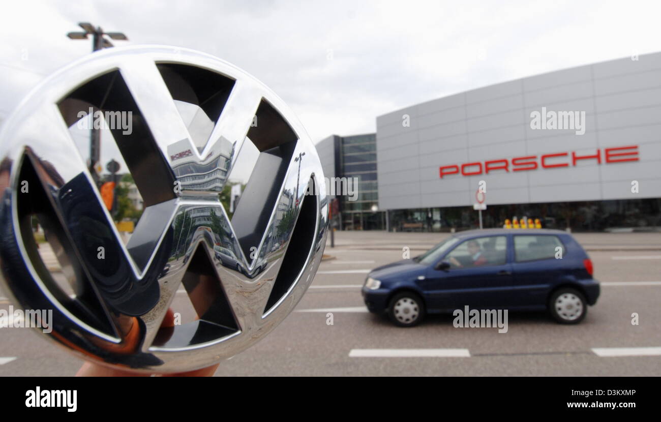 (dpa) - The picture shows the emblem of German car manufacturer ...