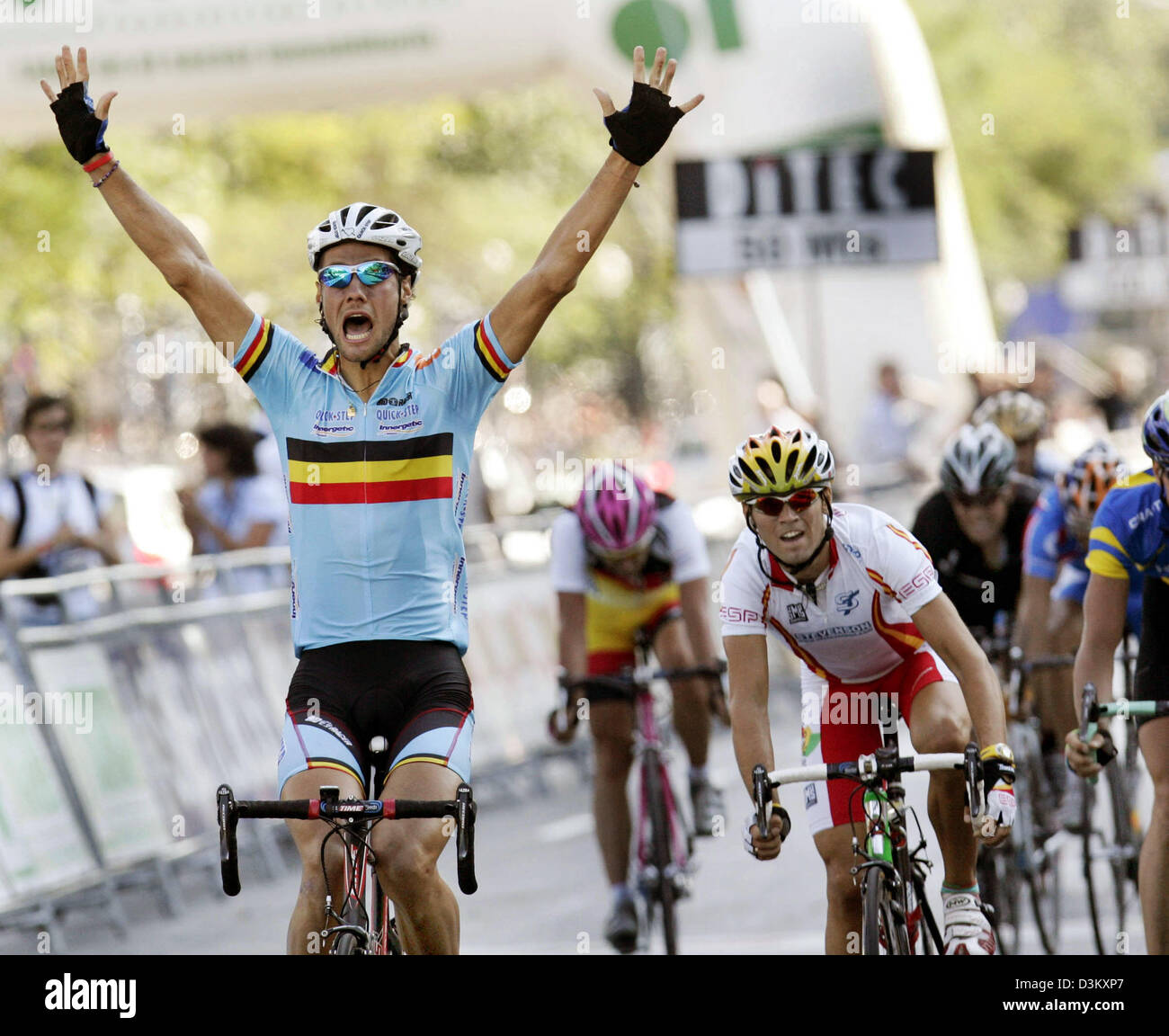 (dpa) - Belgium's cycling pro Tom Boonen strikes a pose after smiles ...