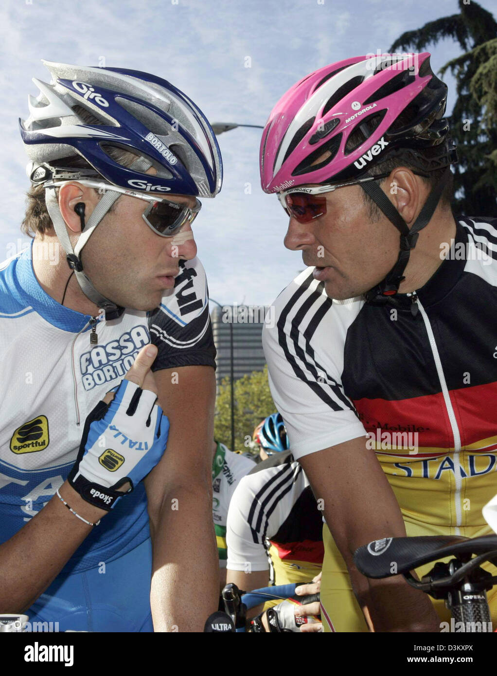 (dpa) - German cycling pro Erik Zabel (R) talks to his future teammate ...
