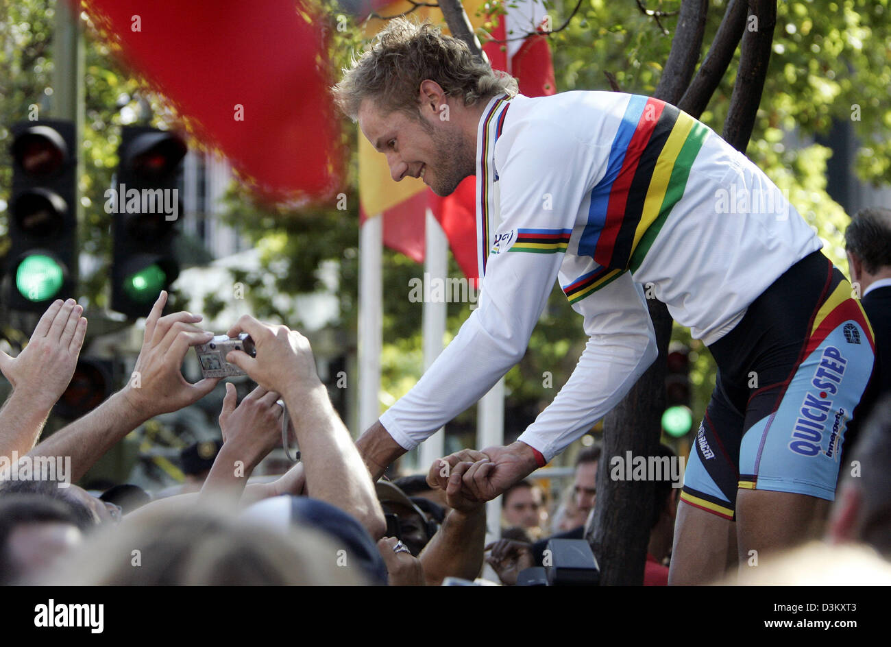 (dpa) - The picture shows Belgium's cycling pro Tom Boonen (R) shaking ...