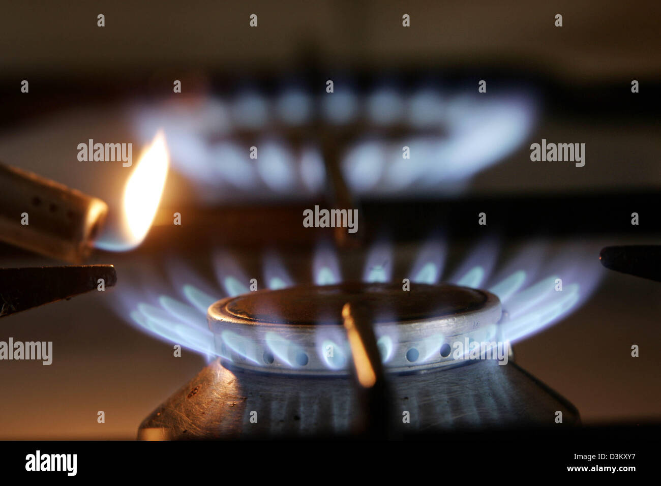 (dpa) - The picture shows the ignition of a gas stove in Frankfurt Main ...