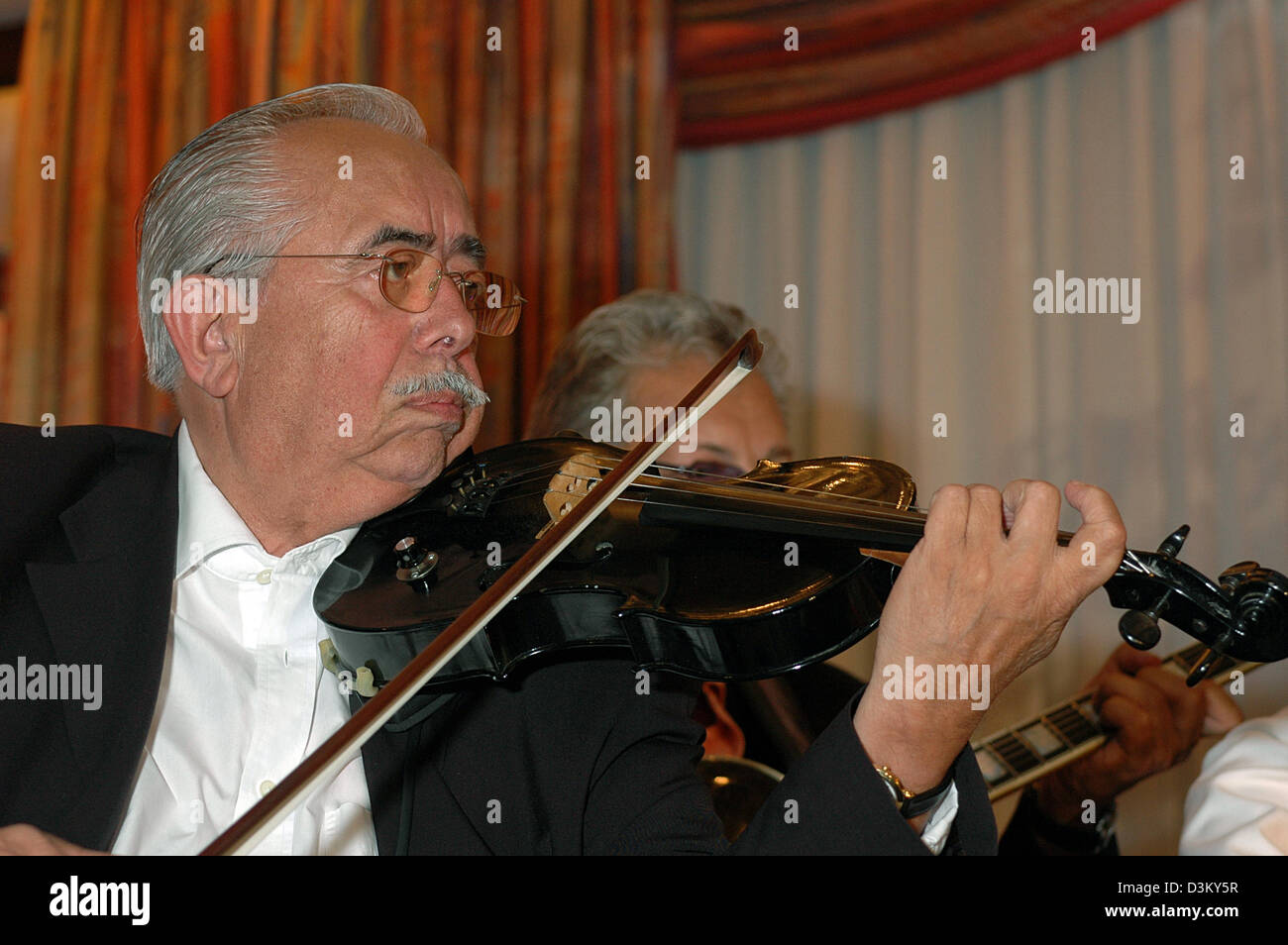 (dpa) - Violinist Alfred Lora plays at the 'Talk am Schloss' in ...