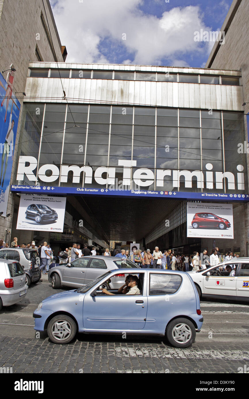 (dpa) - Cars drive pass the busy entrance area of 'Roma Termini', the ...