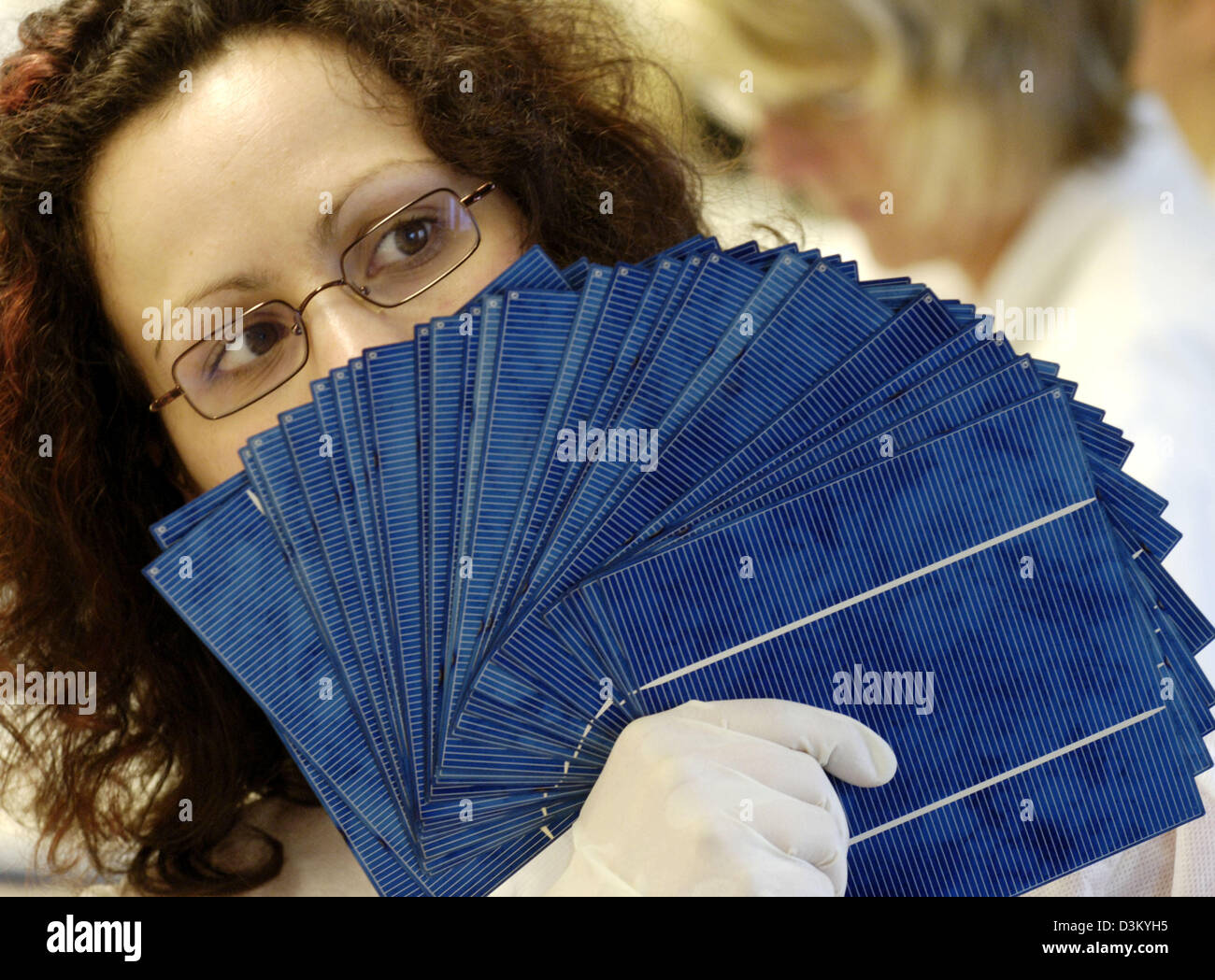 (dpa) - Jacqueline Wagner checks solar cells during an optical quality ...