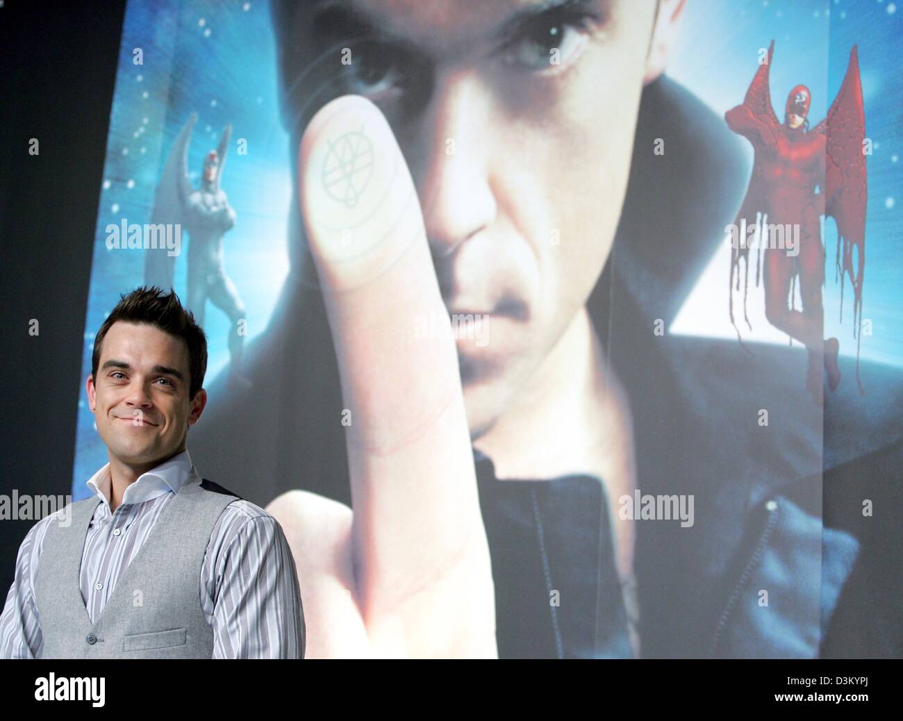 (dpa) - British pop singer Robbie Williams poses during a photo ...