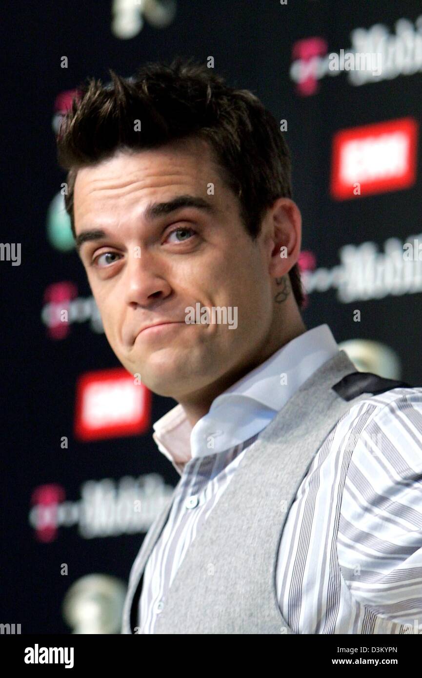 (dpa) - British pop singer Robbie Williams poses during a photo ...