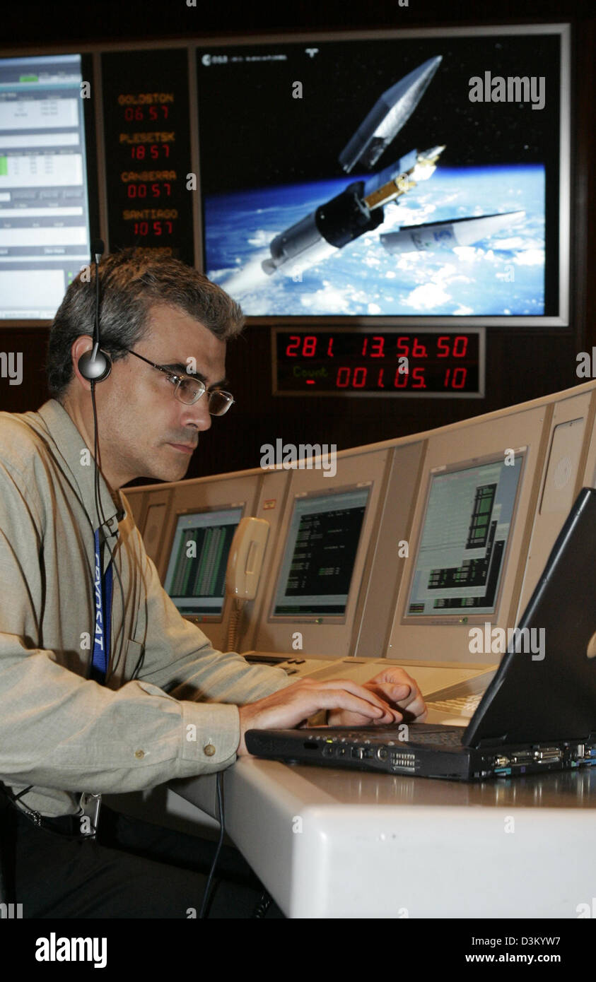 Research satellite hi-res stock photography and images - Alamy