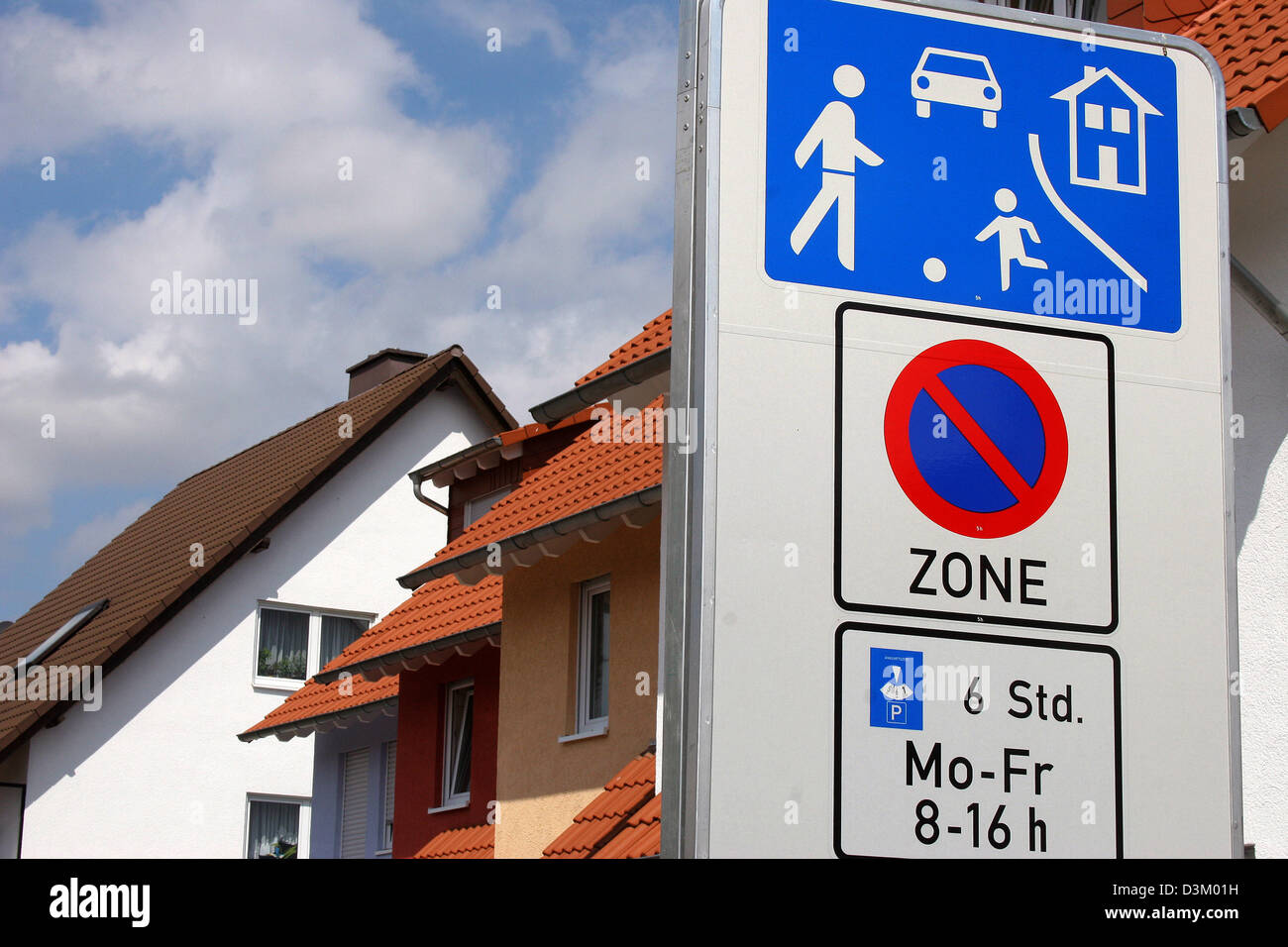 (dpa) - The picture shows a traffic sign indicating a play street in ...