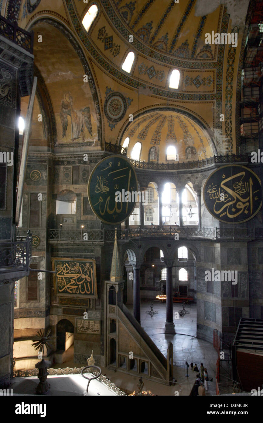 (dpa) - Visitors pictured in the Hagia Sofia in Istanbul, Turkey, 7 ...