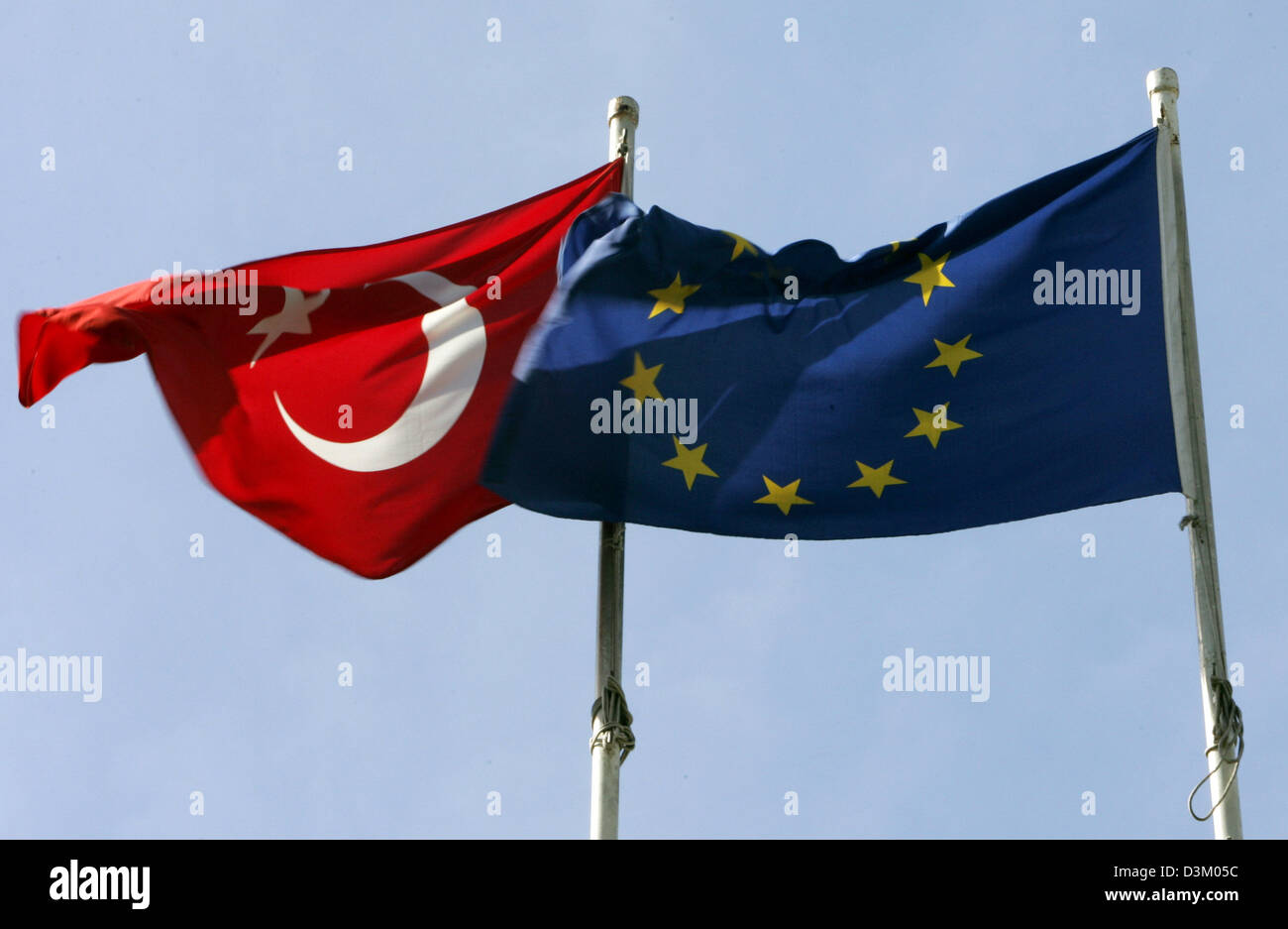 (dpa) - The picture shows the Turkish and the EU flag in Istanbul ...