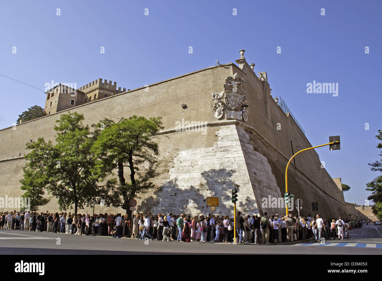 (dpa) - Tourists stand in a long queue at the entrance to the Vatican ...