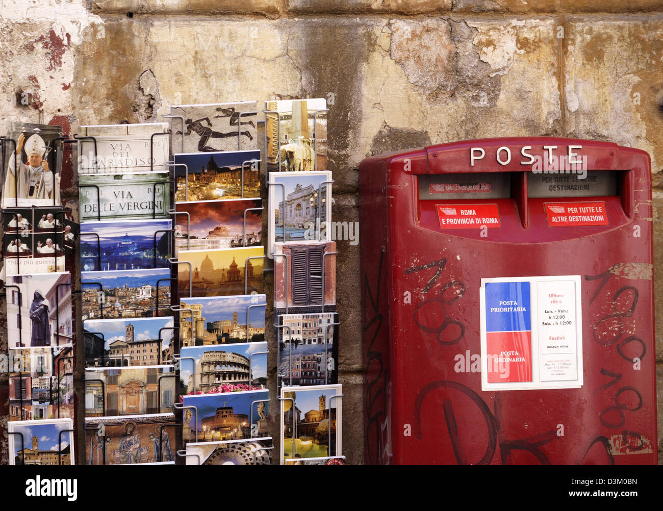 (dpa) - The picture shows a picture postcard rack next to a letterbox ...
