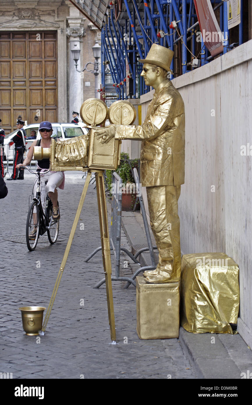(dpa) - The picture shows a street artist dressed up as a golden ...