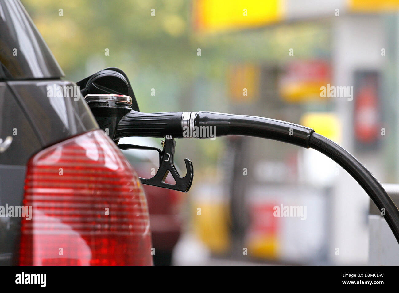 (dpa) - A car is fueled at a petrol station in Frankfurt Main, Germany ...