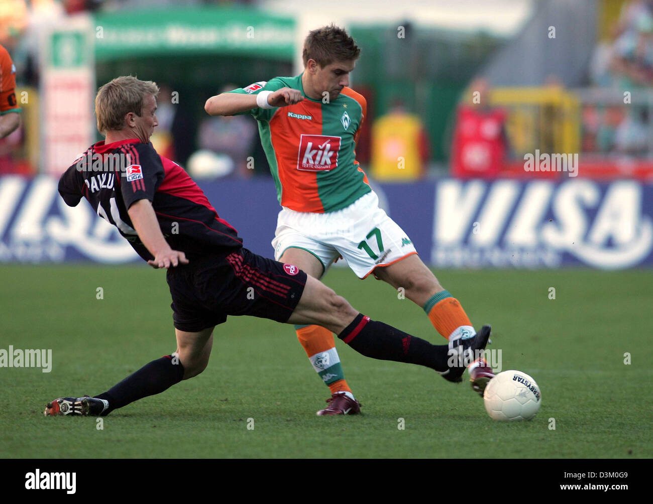 (dpa) - Ivan Klasnic (R) of Bremen and Thomas Paulus of Nuremberg vie ...