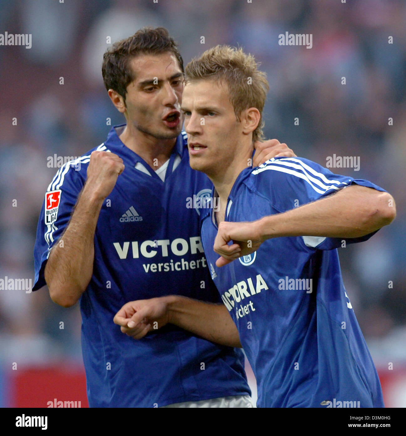 (dpa) - Schalke 1-1 equaliser scorer Soeren Larsen (R) and his team ...