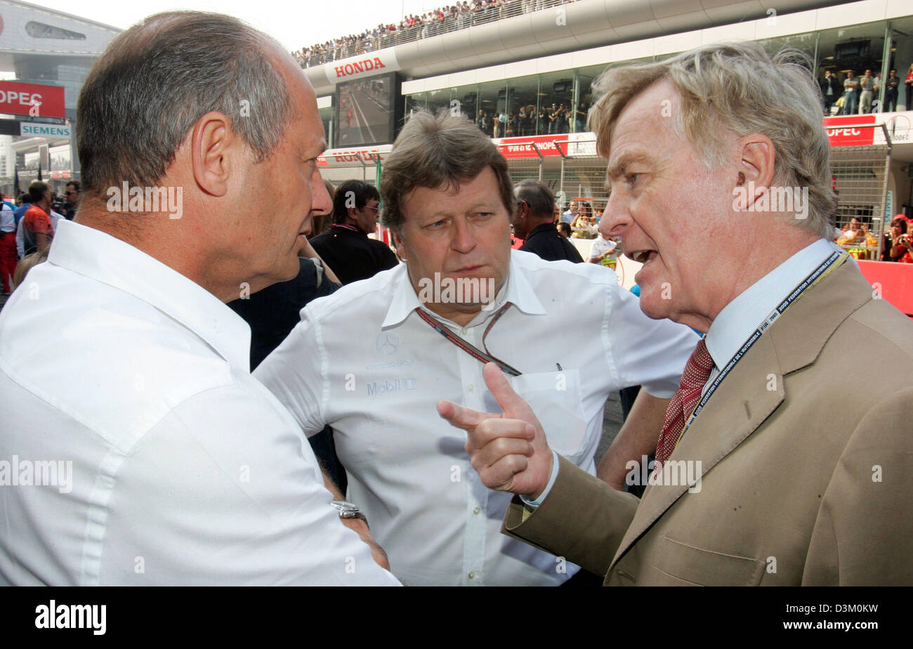 (dpa) - McLaren Mercedes team principal British Ron Dennis (L ...