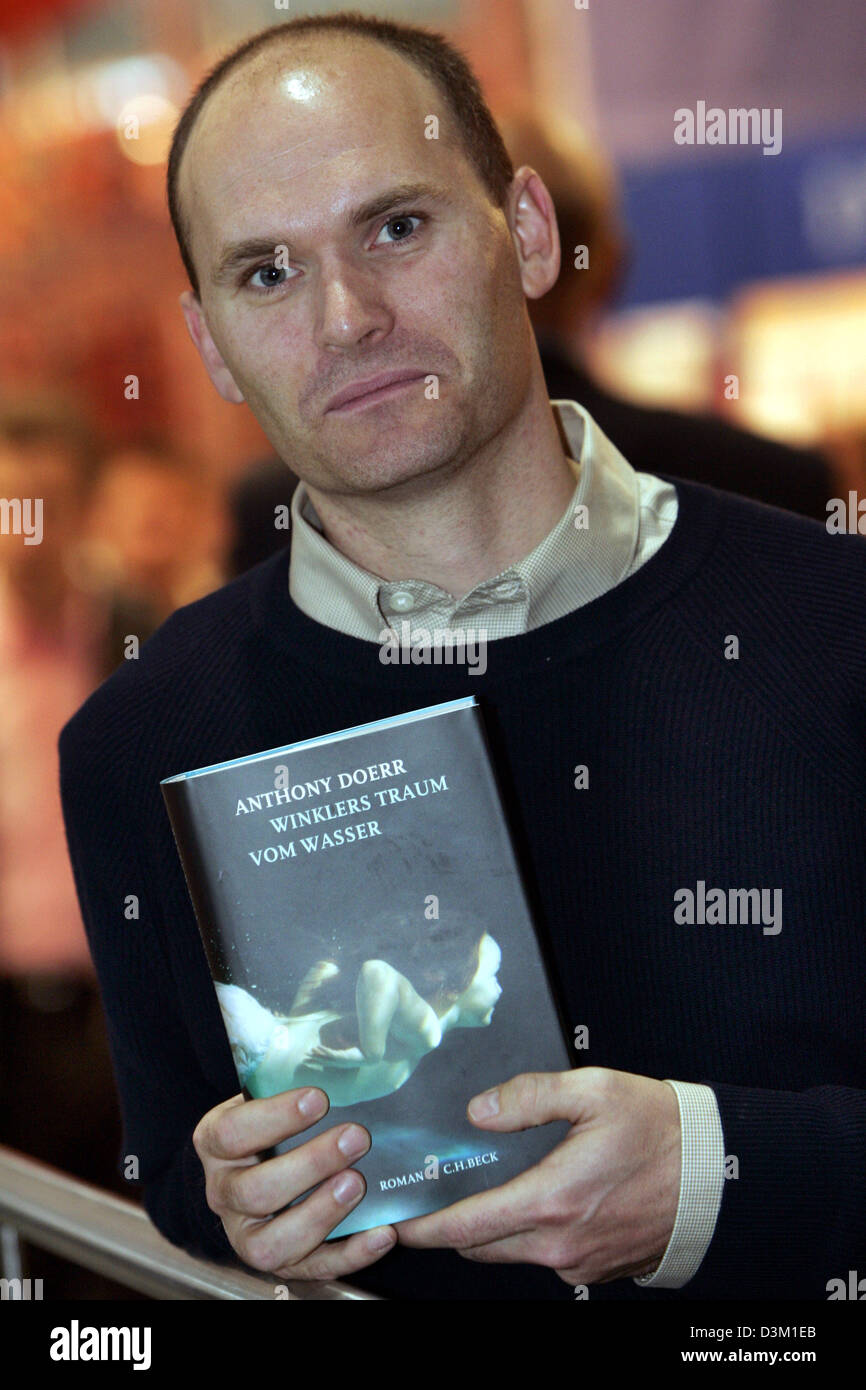 (dpa) - US author Anthony Doerr (32) presents his book 'Winkler's dream ...