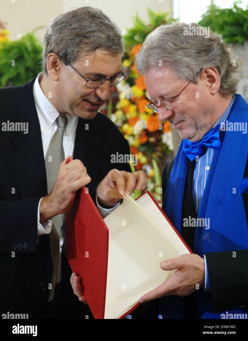 Smiling orhan pamuk hi-res stock photography and images - Alamy