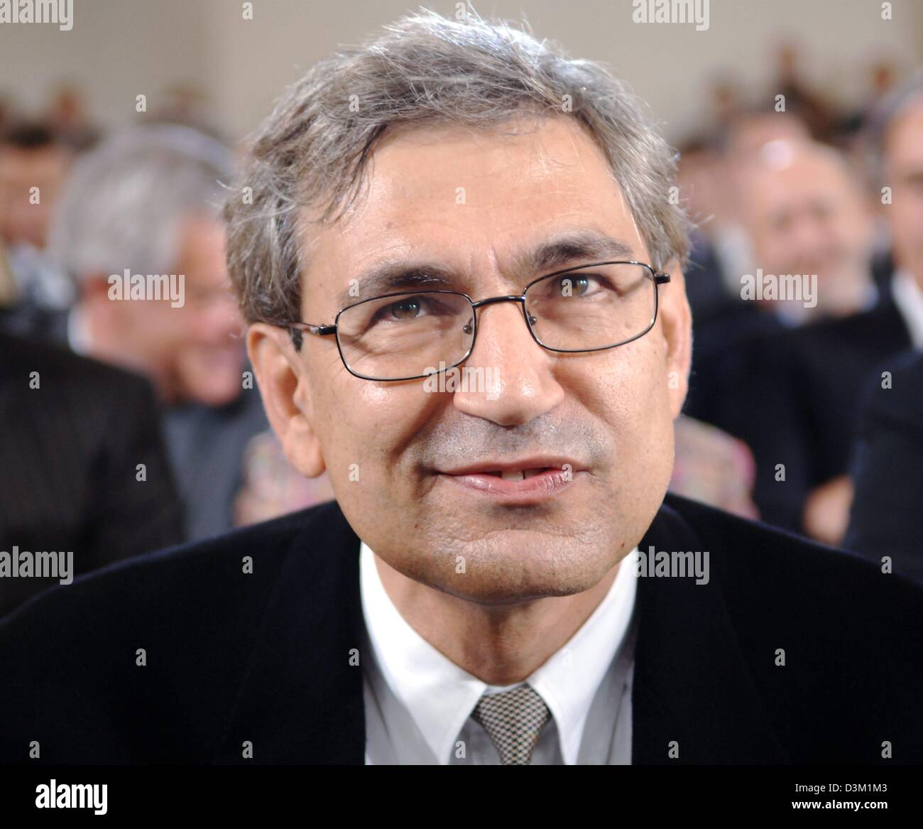 (dpa) - Turkish author Orhan Parmuk (C) pictured at the award ceremony ...