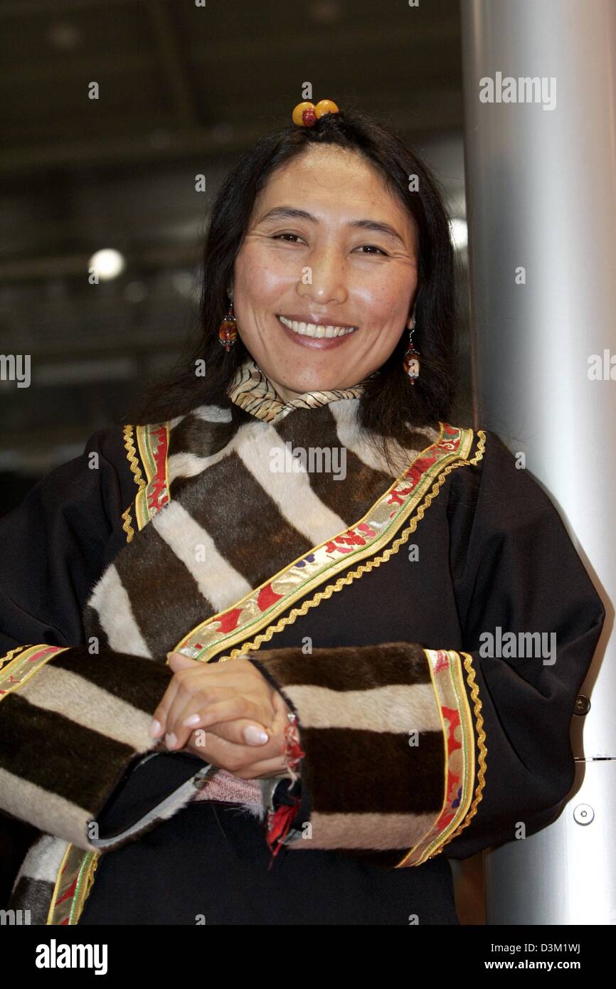 Tibetan singer hi-res stock photography and images - Alamy