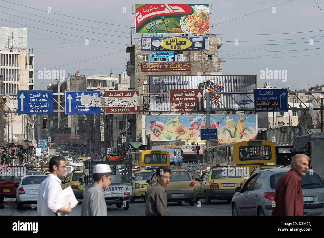 (dpa) - The picture shows a street scene in downtown Aleppo, Syria, 5 ...