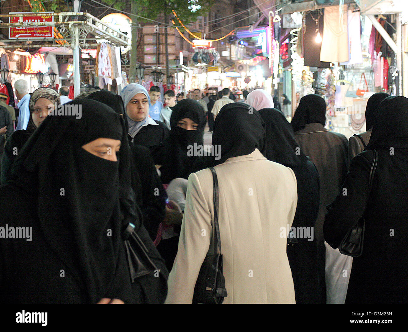 (dpa) - Veiled women walk through downtown Aleppo, Syria, 5 October ...