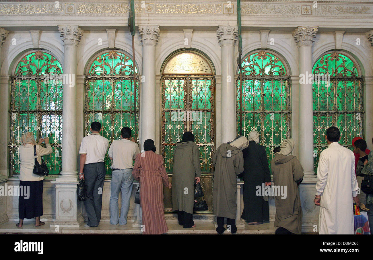 (dpa) - Muslims look into a shrine in the Omayyad Mosque in Damascus ...
