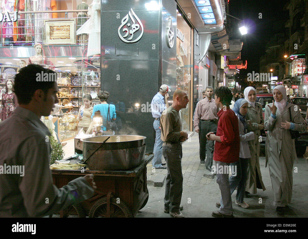 (dpa) - Street scene at night in the christian quarter of downtown ...