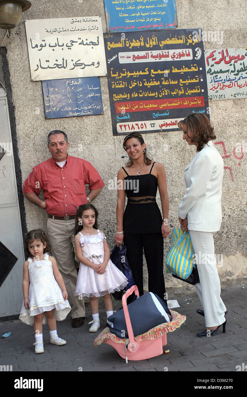 (dpa) - A christian family pictured in downtown Damascus, Syria, 7 ...