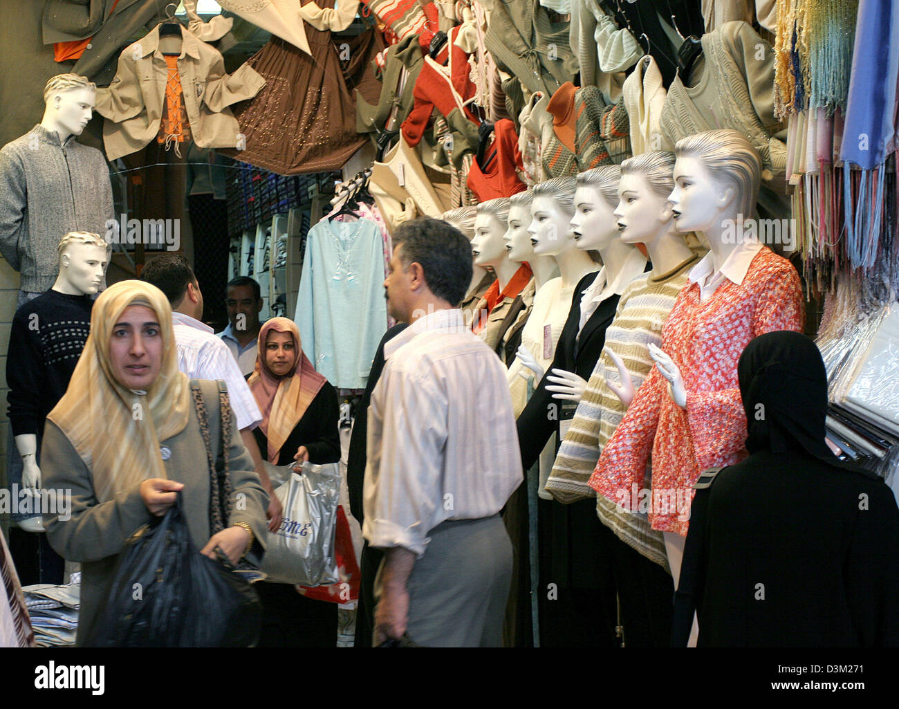 (dpa) - A veiled woman leaves a clothes shop in the souk of Damascus ...