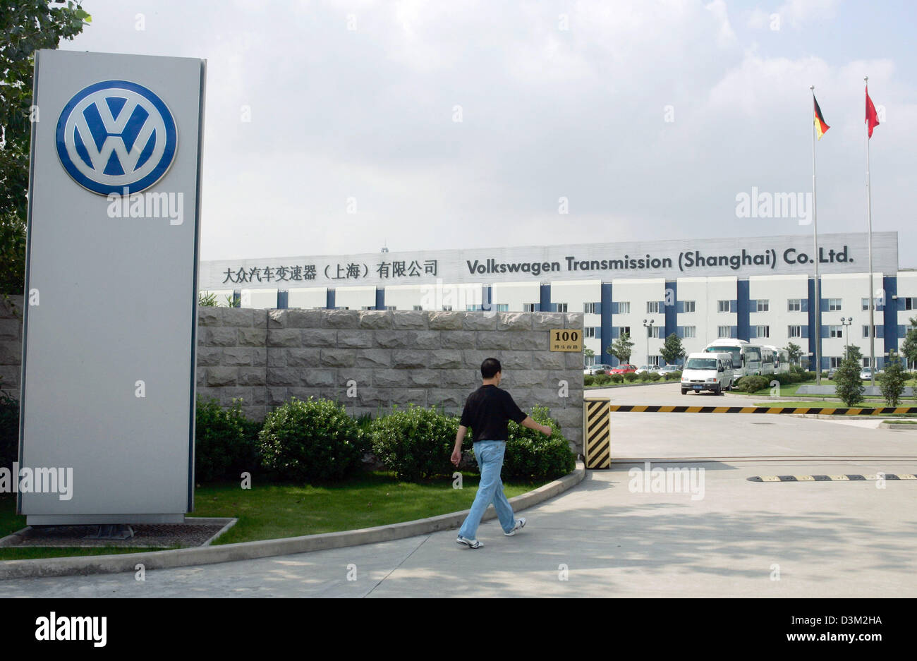 (dpa) - A man walks towards the entrance gate of the Volkswagen (VW ...