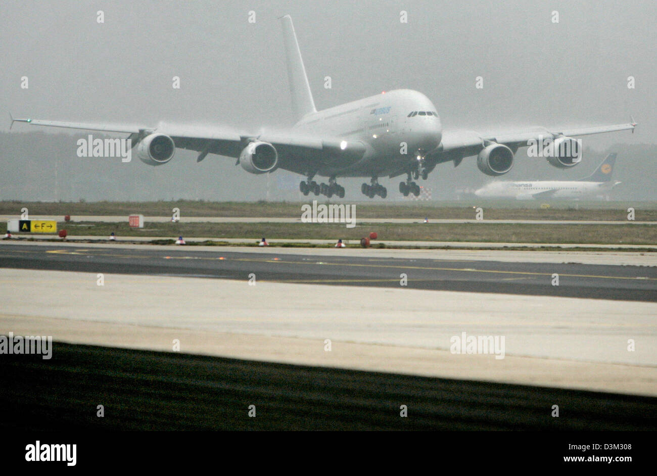 (dpa) - The Airbus A380 lands on the airport in Frankfurt, Germany, 29 ...