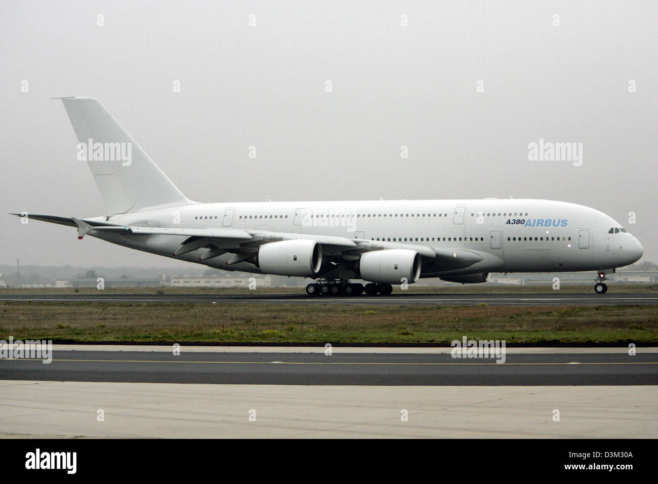 (dpa) - The Airbus A380 lands on the airport in Frankfurt, Germany, 29 ...