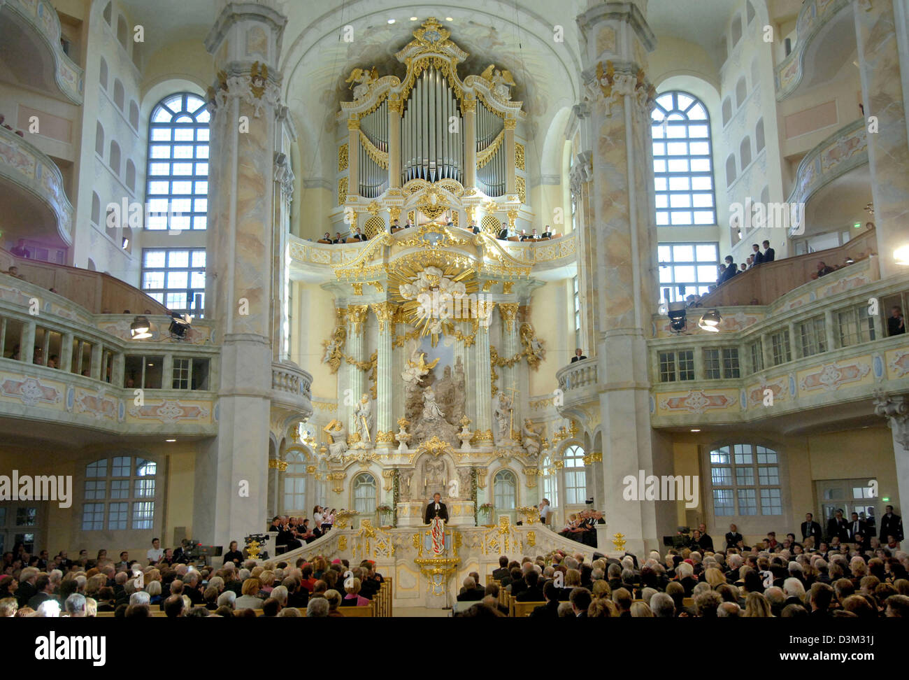(dpa) - View on the altar during the consecration of the Frauenkirche church in Dresden, Germany ...