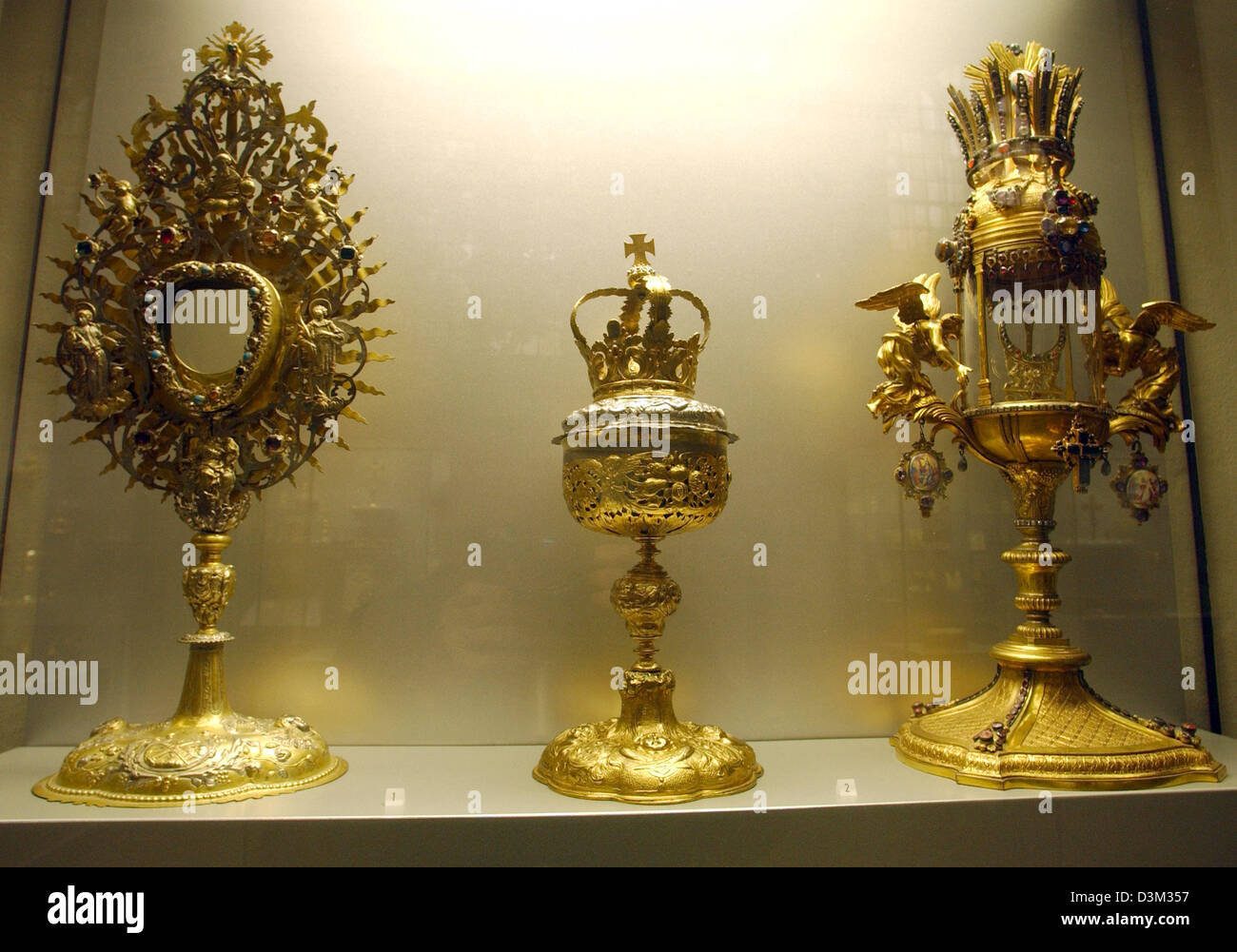 (dpa) - The picture shows precious religious items, as a solar ...